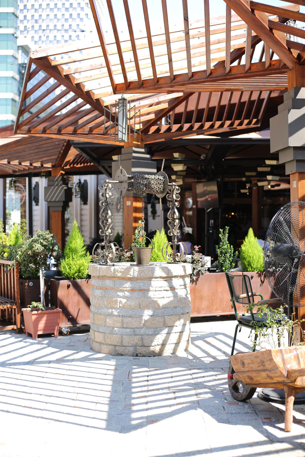 Rreth Nesh - Kalaja e Tiranës